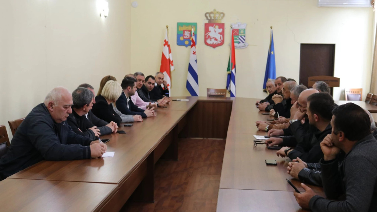 Asian Locust Control Center Presents Monitoring Results to Local Authorities - Economy - CBW